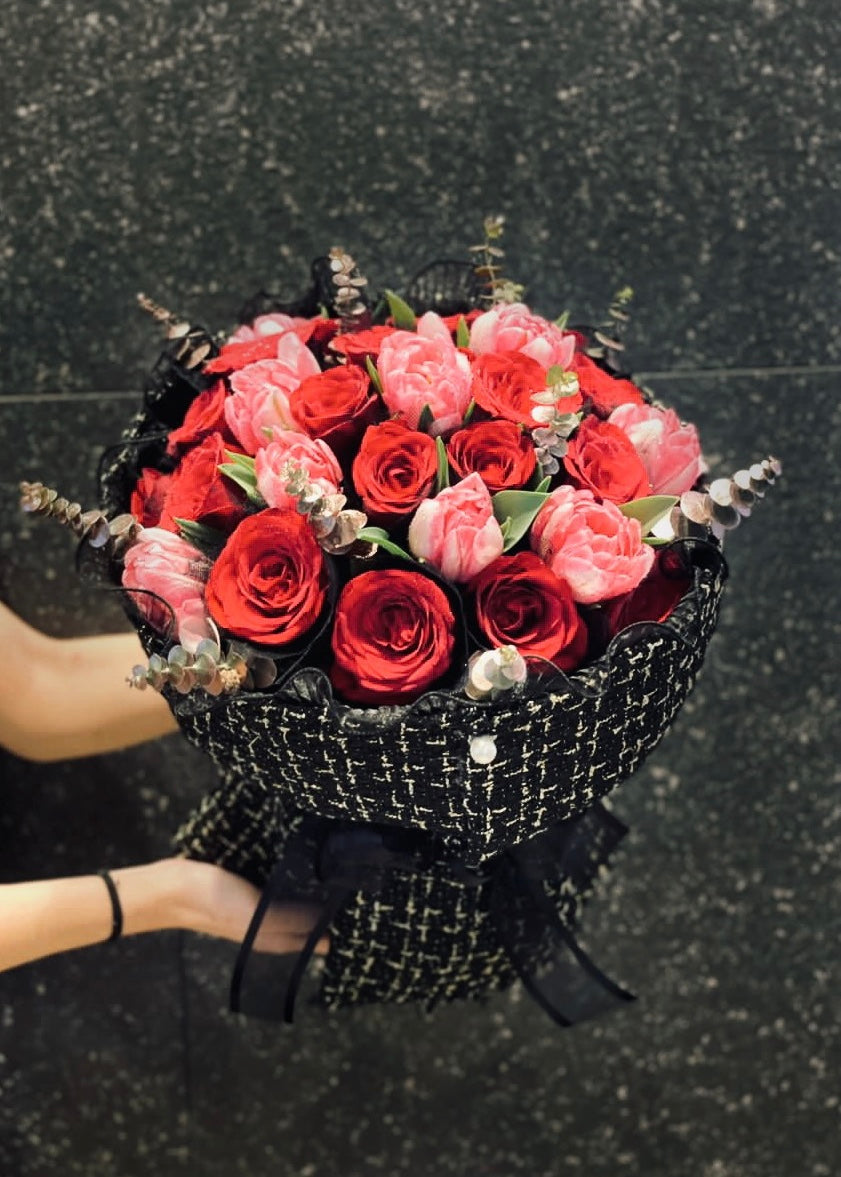 "Channel" Red Velvet | Hand Bouquet – FlorismDeArt | Luxury Florist ...